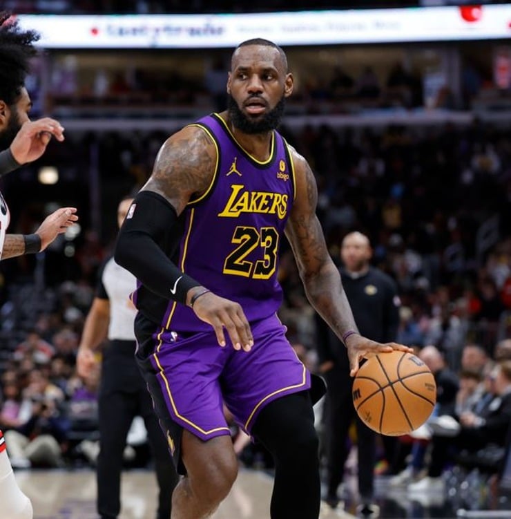 Lakers’ LeBron James goes viral after refusing to leave Game 5 with ...